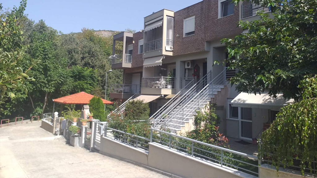 Ολοκληρωμένα έργα: ΕΞΙ ΔΙΩΡΟΦΕΣ ΚΑΤΟΙΚΙΕΣ ΜΕ ΣΤΕΓΗ